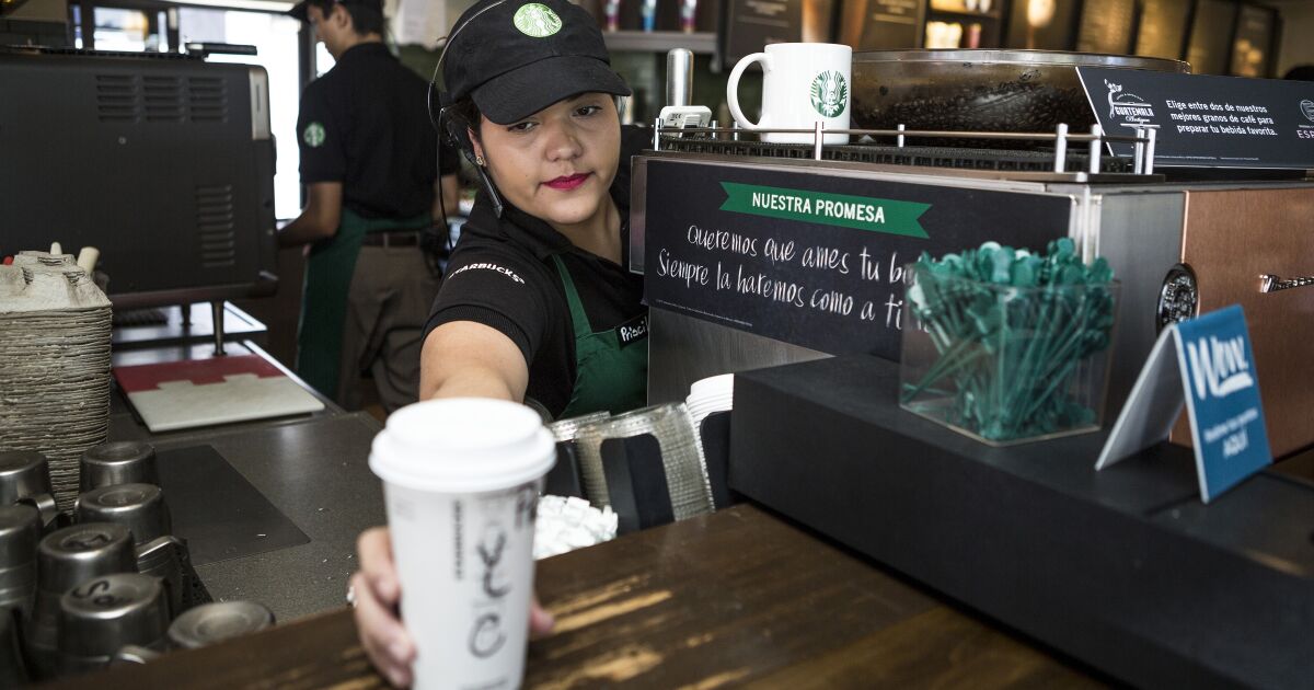 Alsea invertirá 800 mdp en la expansión de Starbucks México