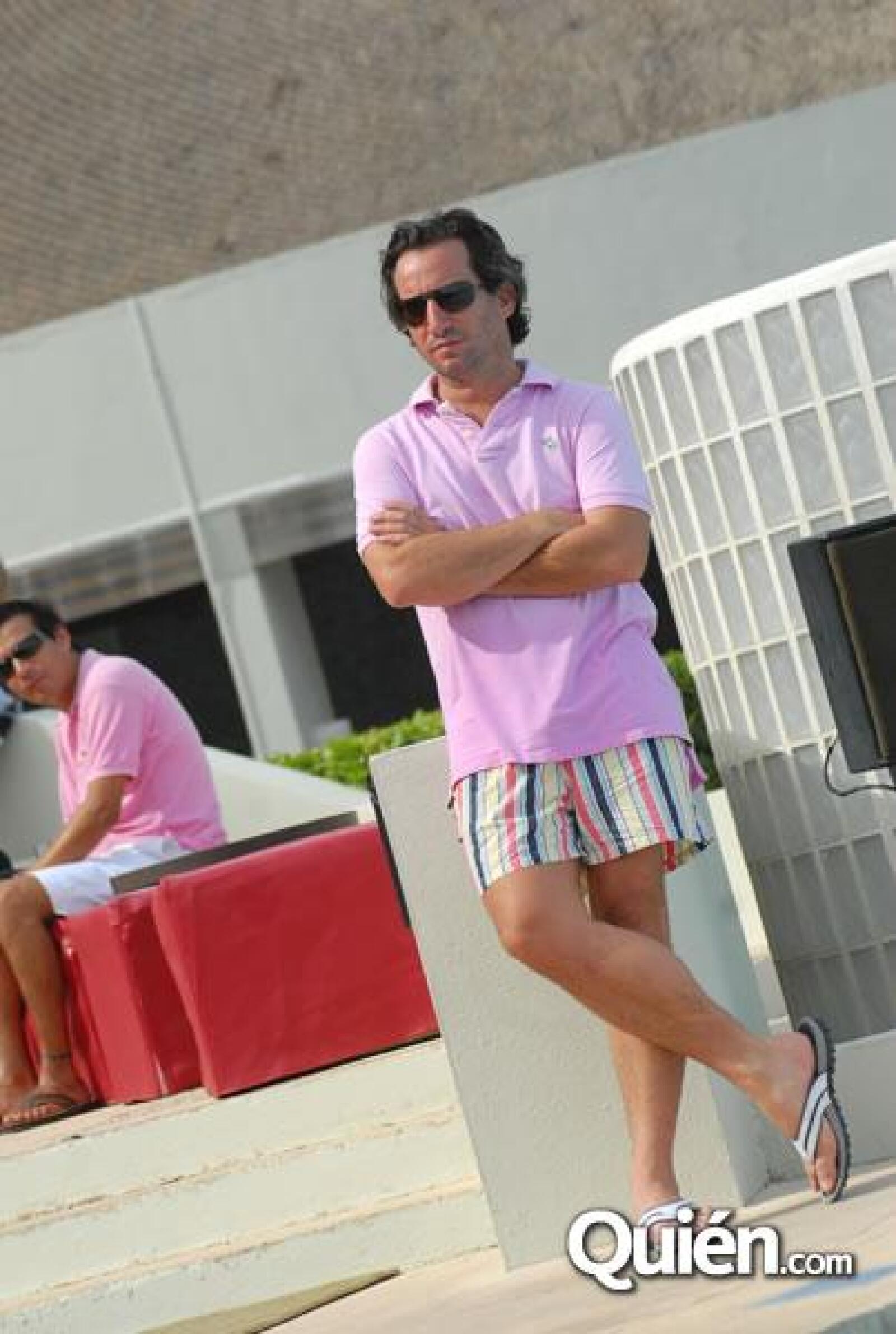 Pepe Sacal se divierte en pool party en Cancún