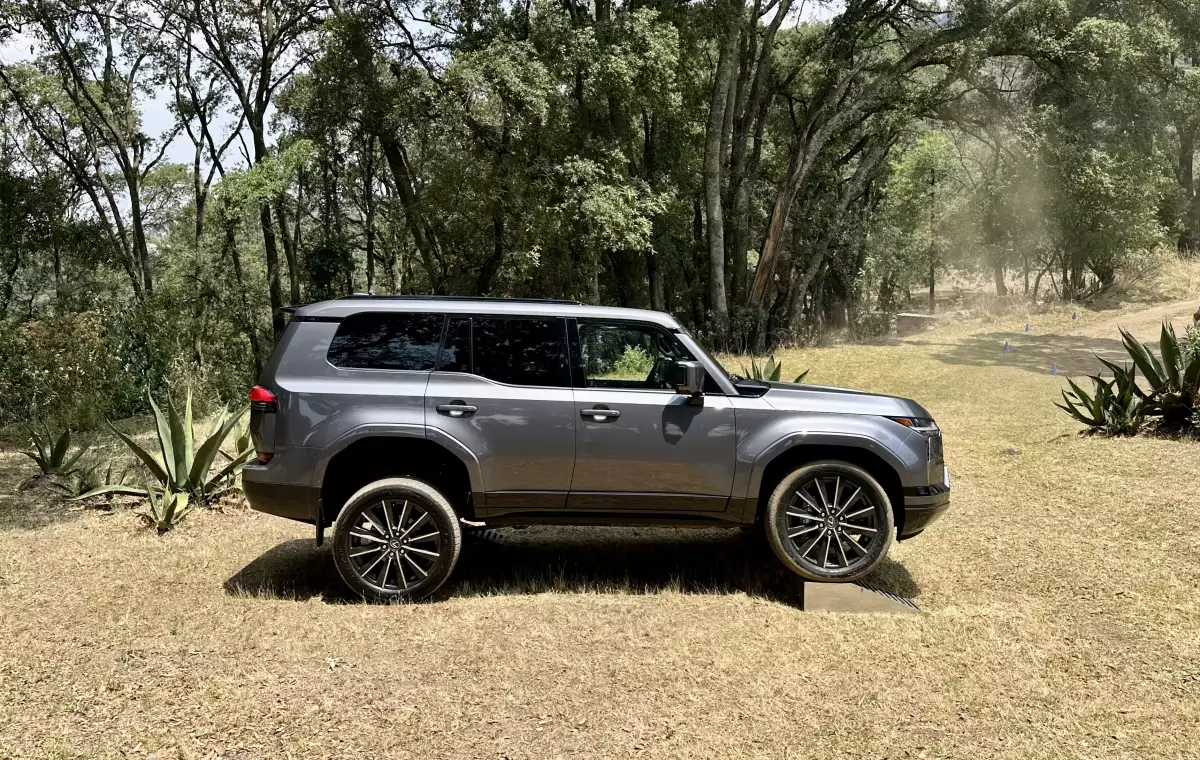 La GX 550 llega a México: ¿la SUV que podría hacer temblar a la Clase G ...