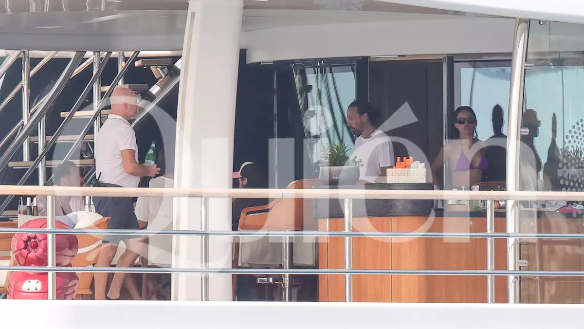 Captan a Eiza González y Lewis Hamilton en un yate en Ibiza
