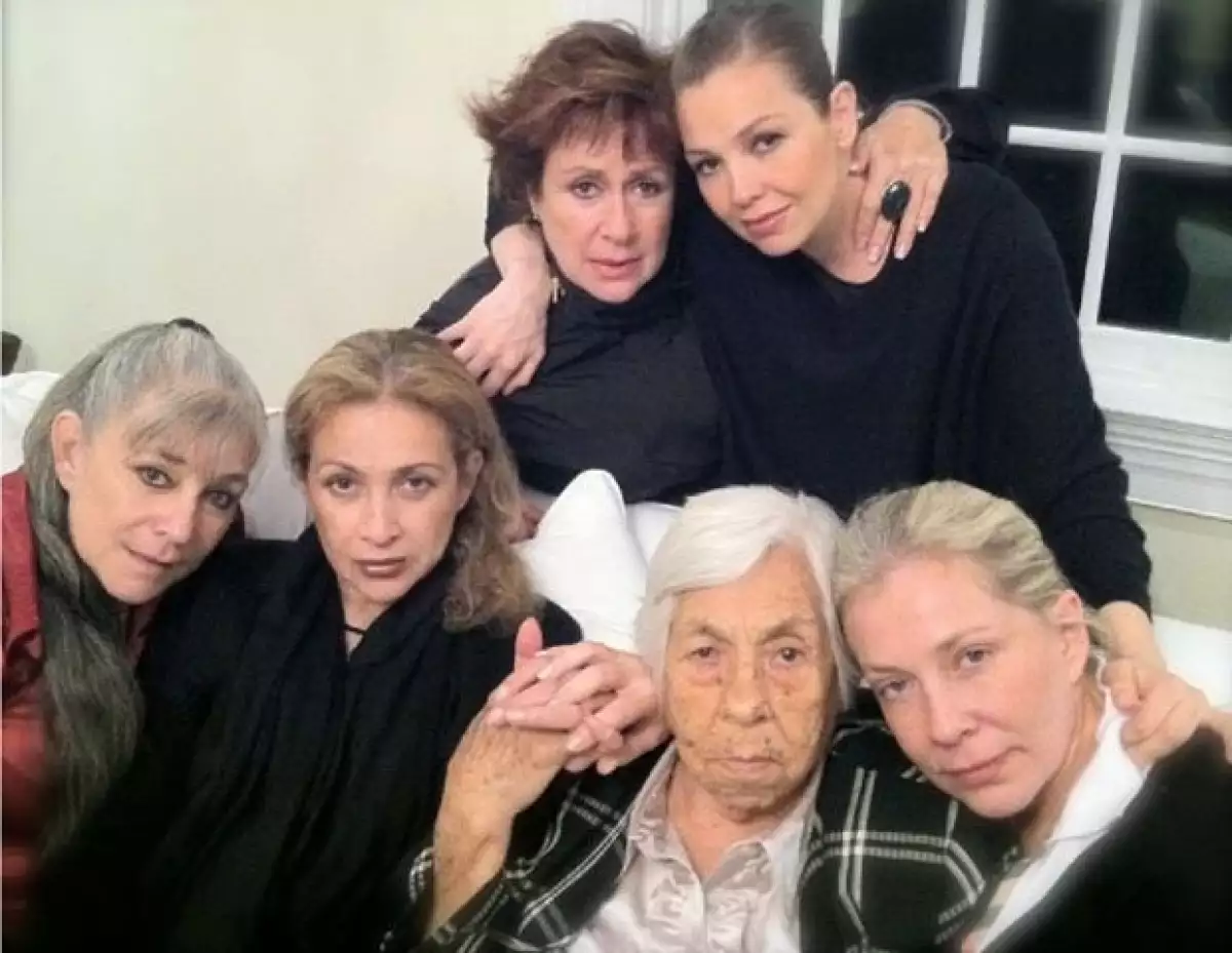 Thalía y sus hermanas unidas tras la tragedia