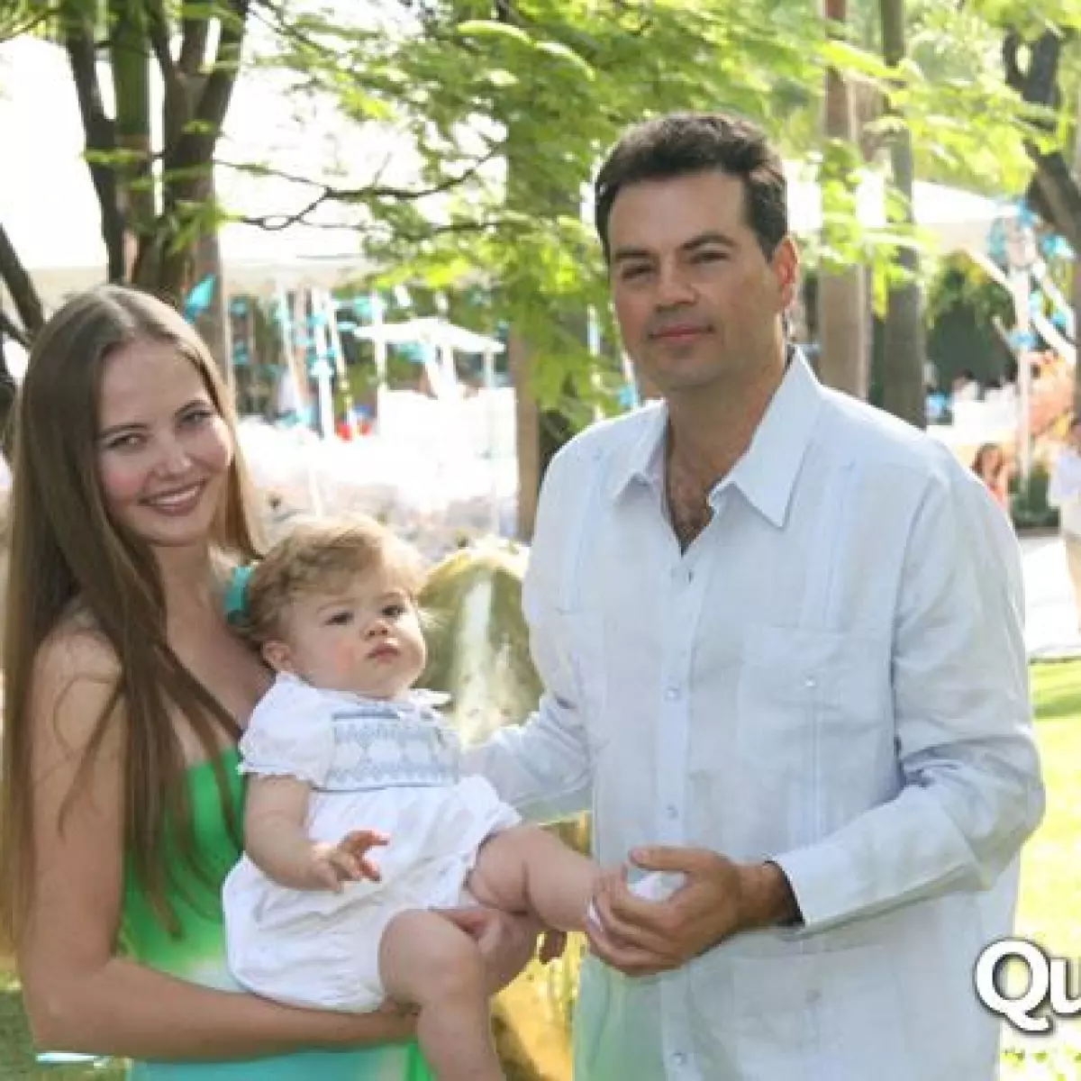 Ricardo y Alina Estrada bautizan a su hijo