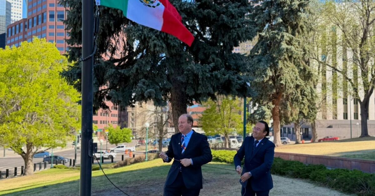 El gobernador Jared Schutz y el embajador Pável Meléndez celebran el ...