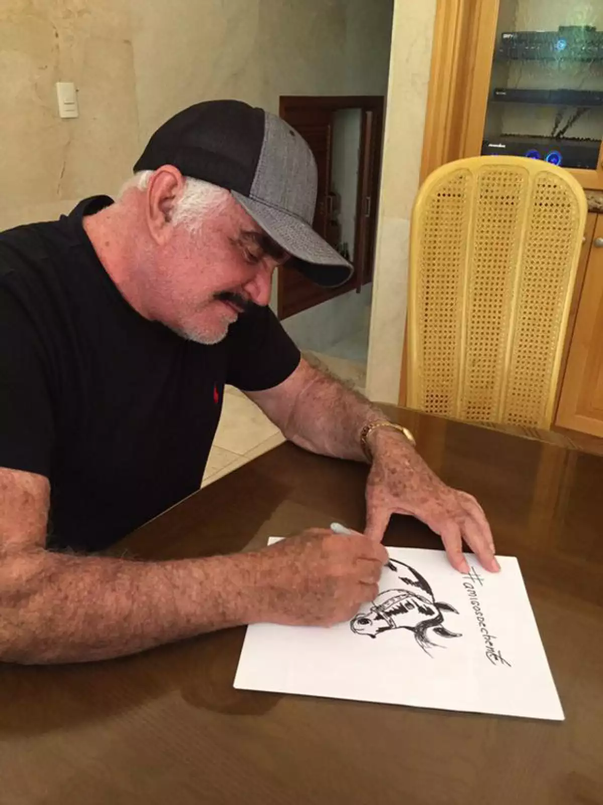 Vicente Fernández causa sensación en las redes al usar Photoshop