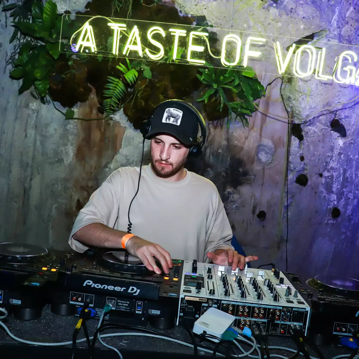 Alan Salomón y Nabille Fillat en la inauguración de Volga