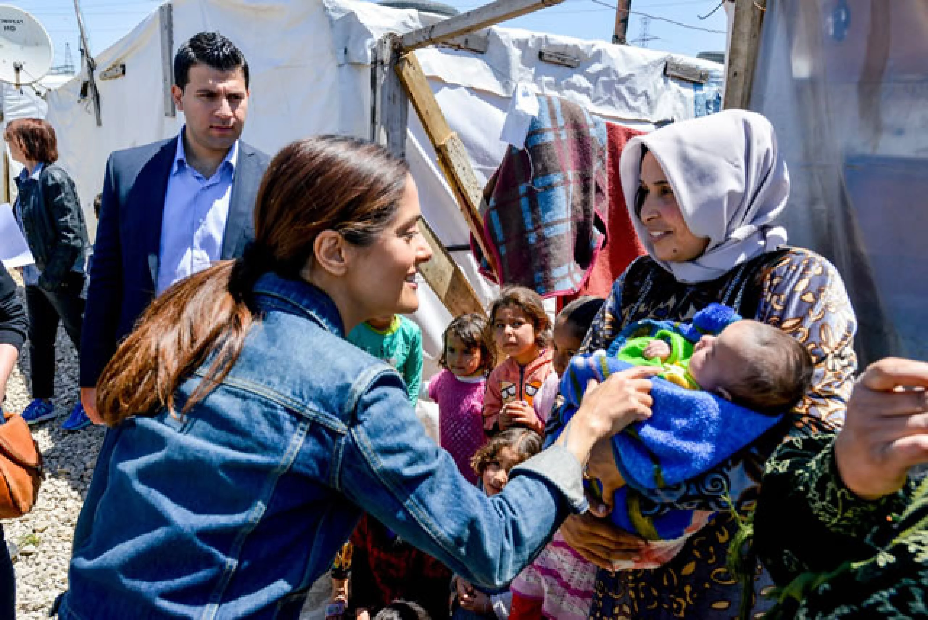 Salma Hayek promociona El Profeta y visita a refugiados e...