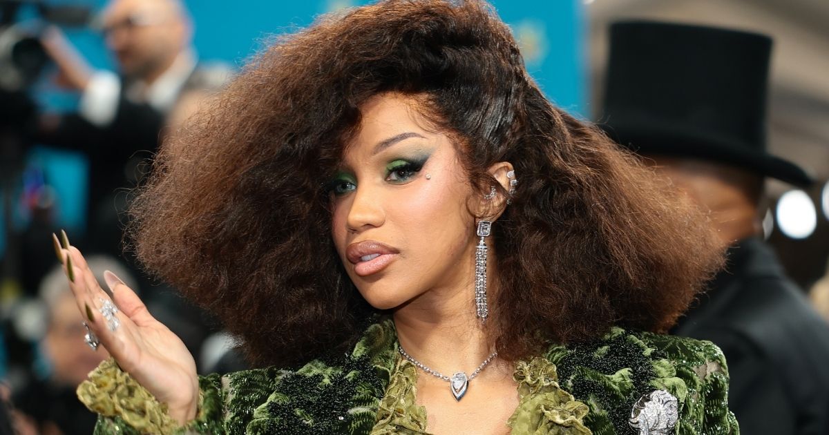 Cardi B es absuelta y libra demanda millonaria, pero protagoniza ...