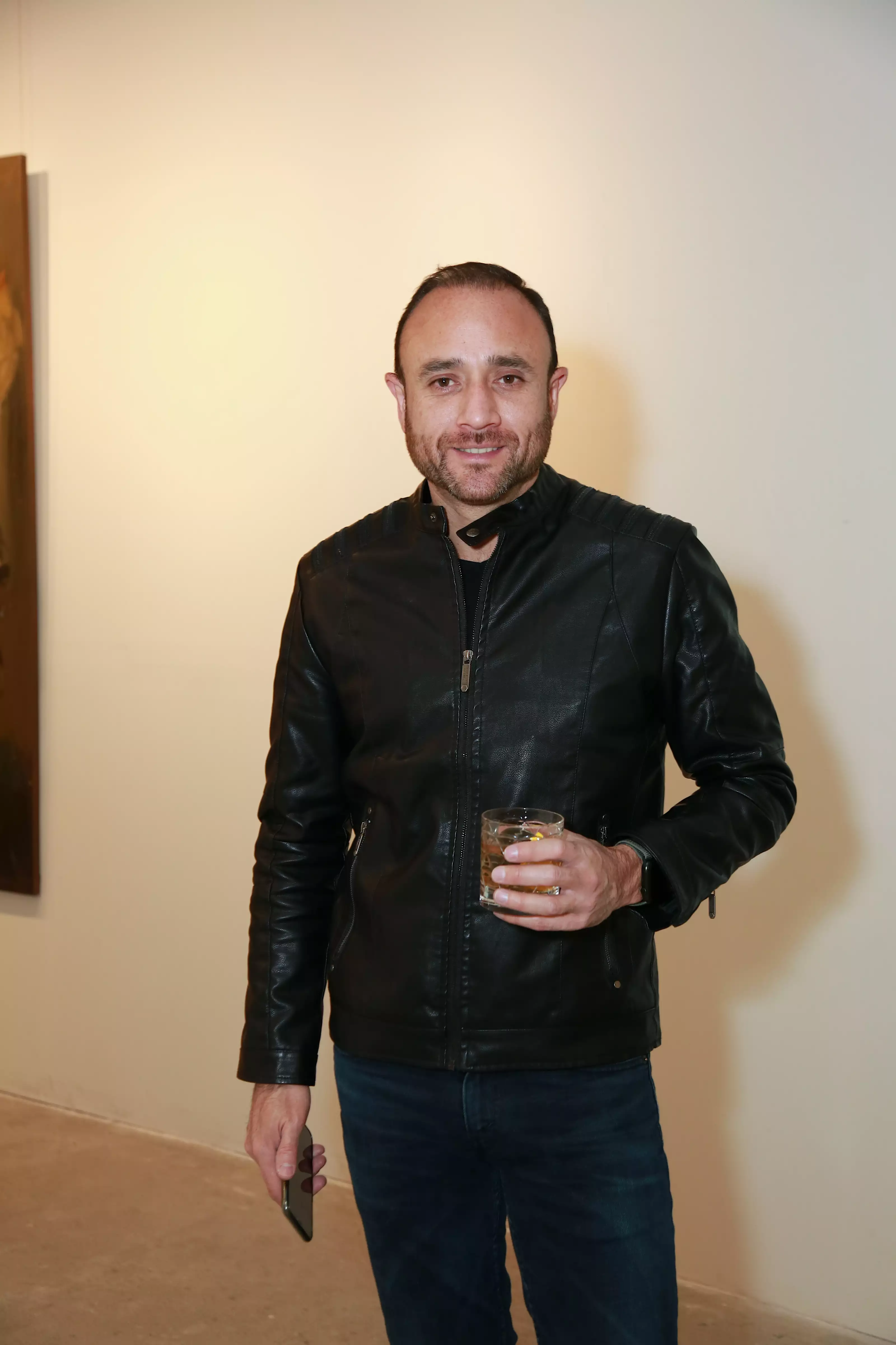 Richard Kuri inaugura exposición