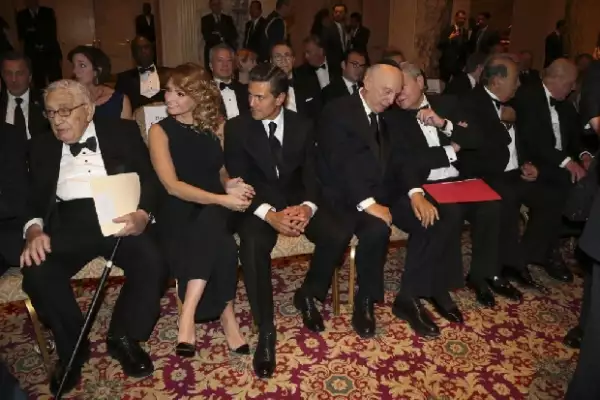 Participa Slim en entrega de premio a Peña Nieto