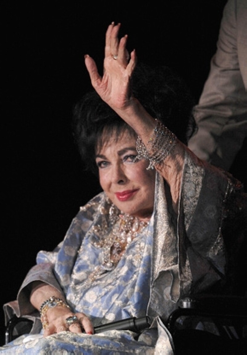 Familiares despiden a Liz Taylor en emotivo funeral