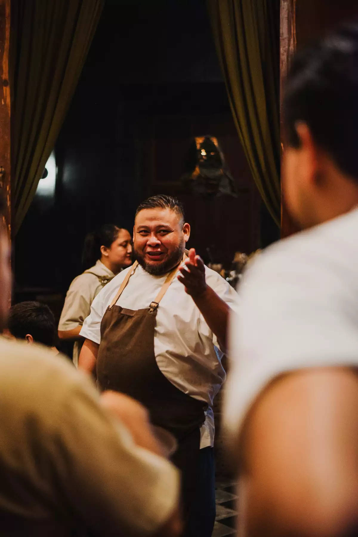 Del fogón al festival: Chef Obed Reyes en la cocina de humo de Sabores ...