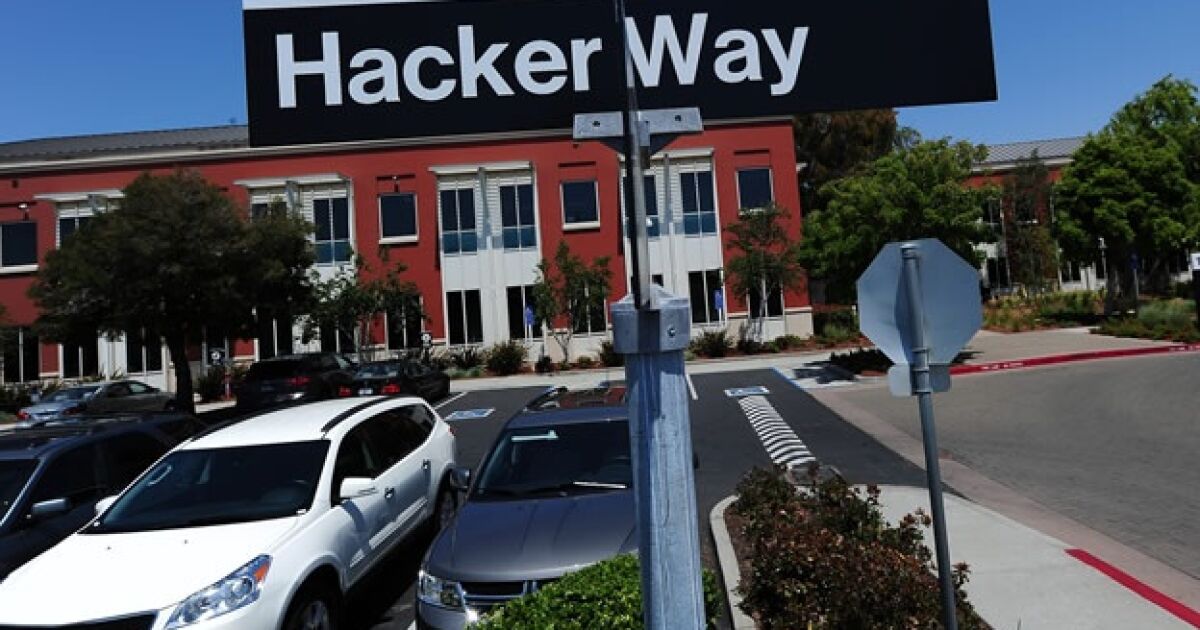 Un día antes de su debut en Bolsa, Facebook celebra noche de 'hackers'