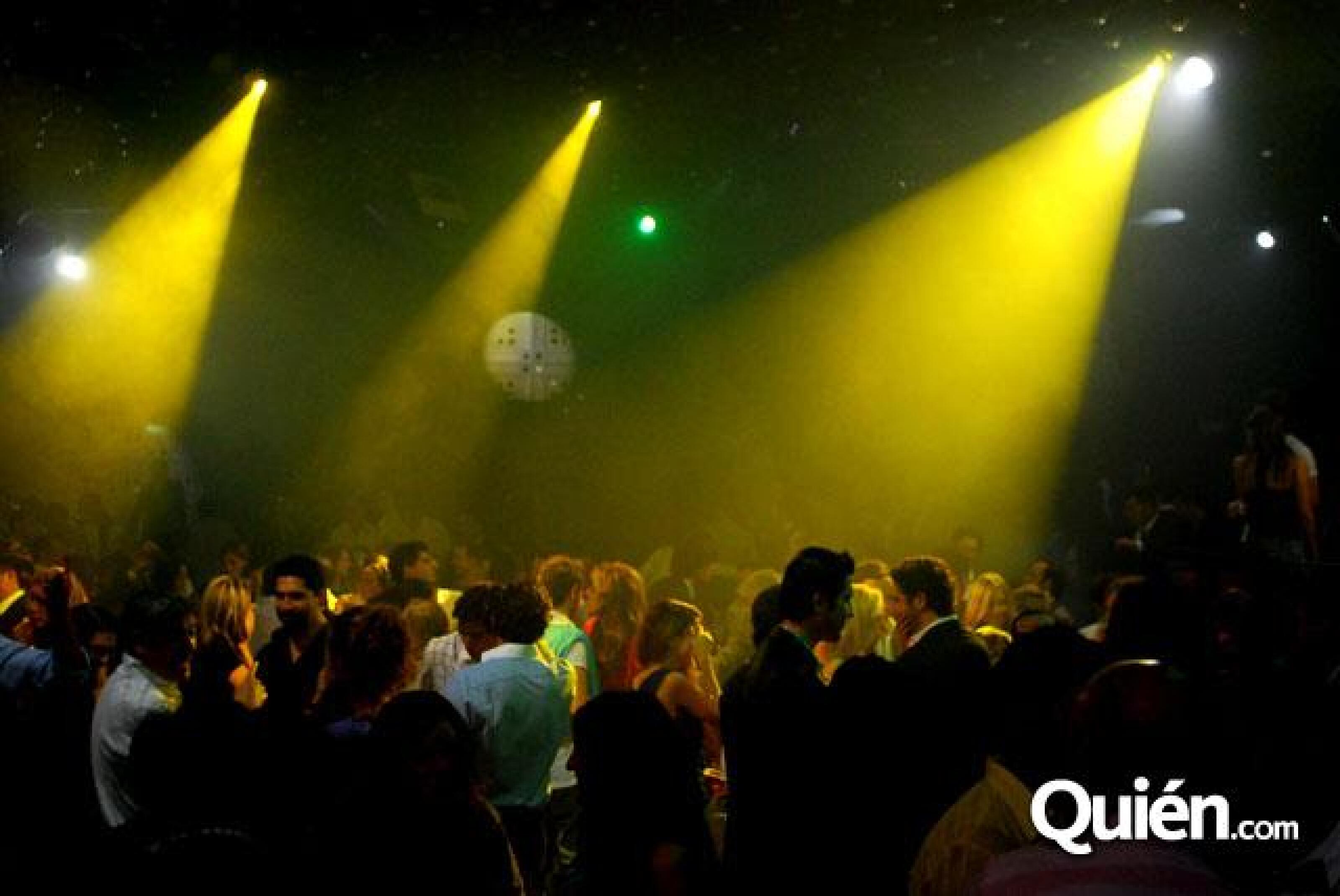 Alex Nones sale de antro al Ragga