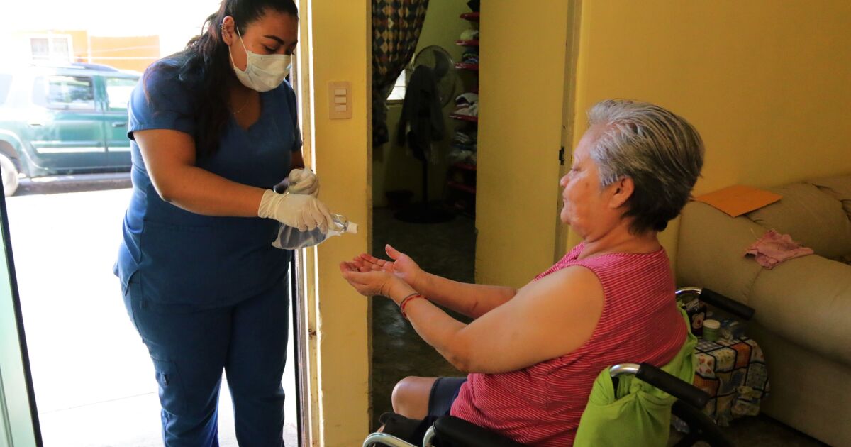 En Escobedo dan terapias a domicilio a personas vulnerables