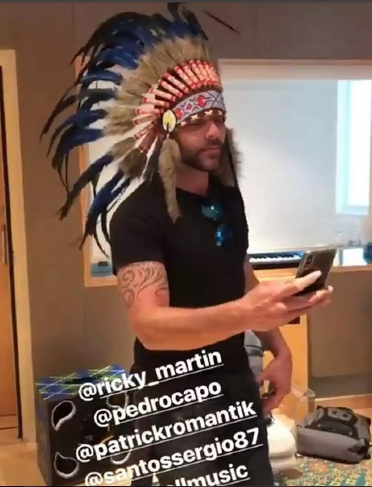 Atacan a Ricky Martin por posar con penacho