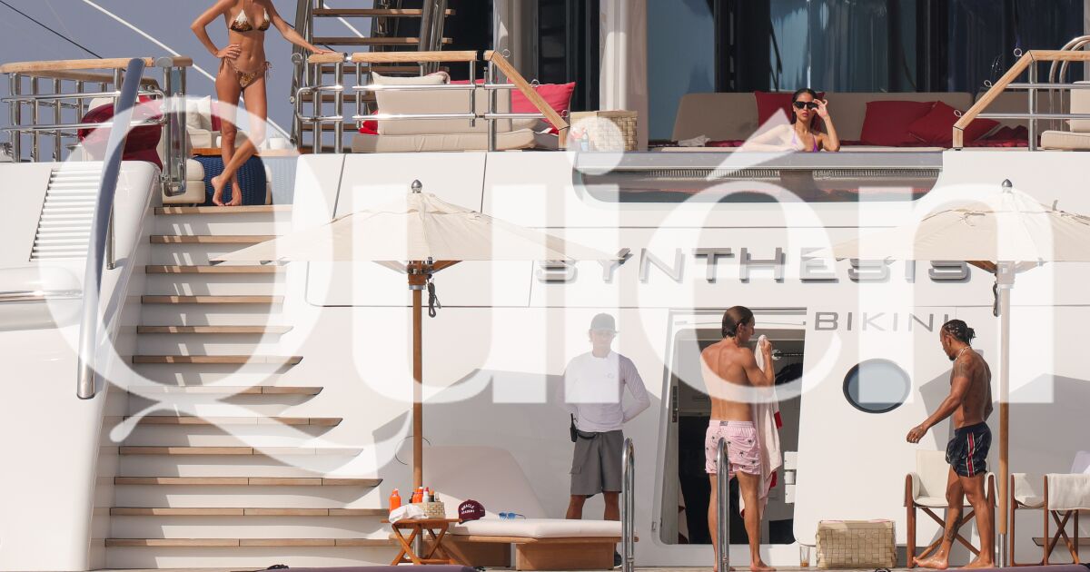Captan a Eiza González y Lewis Hamilton en un yate en Ibiza