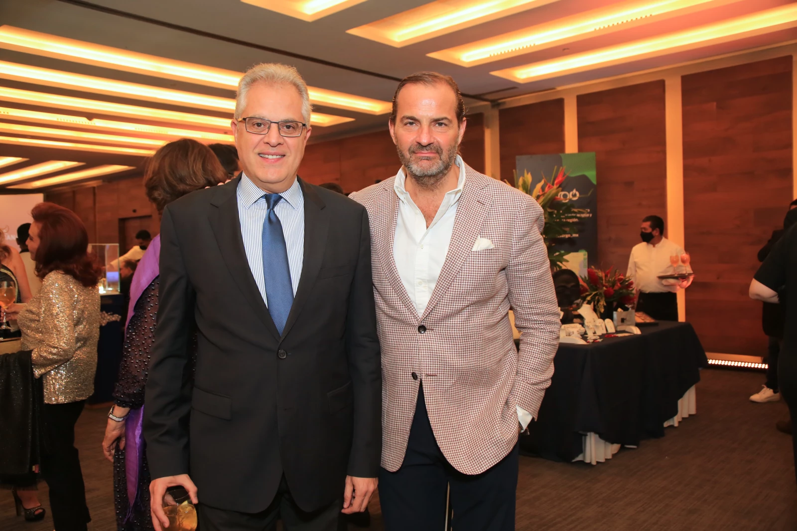 María Isabel Castillo Báez y Susana Palazuelos en una cena dominicana