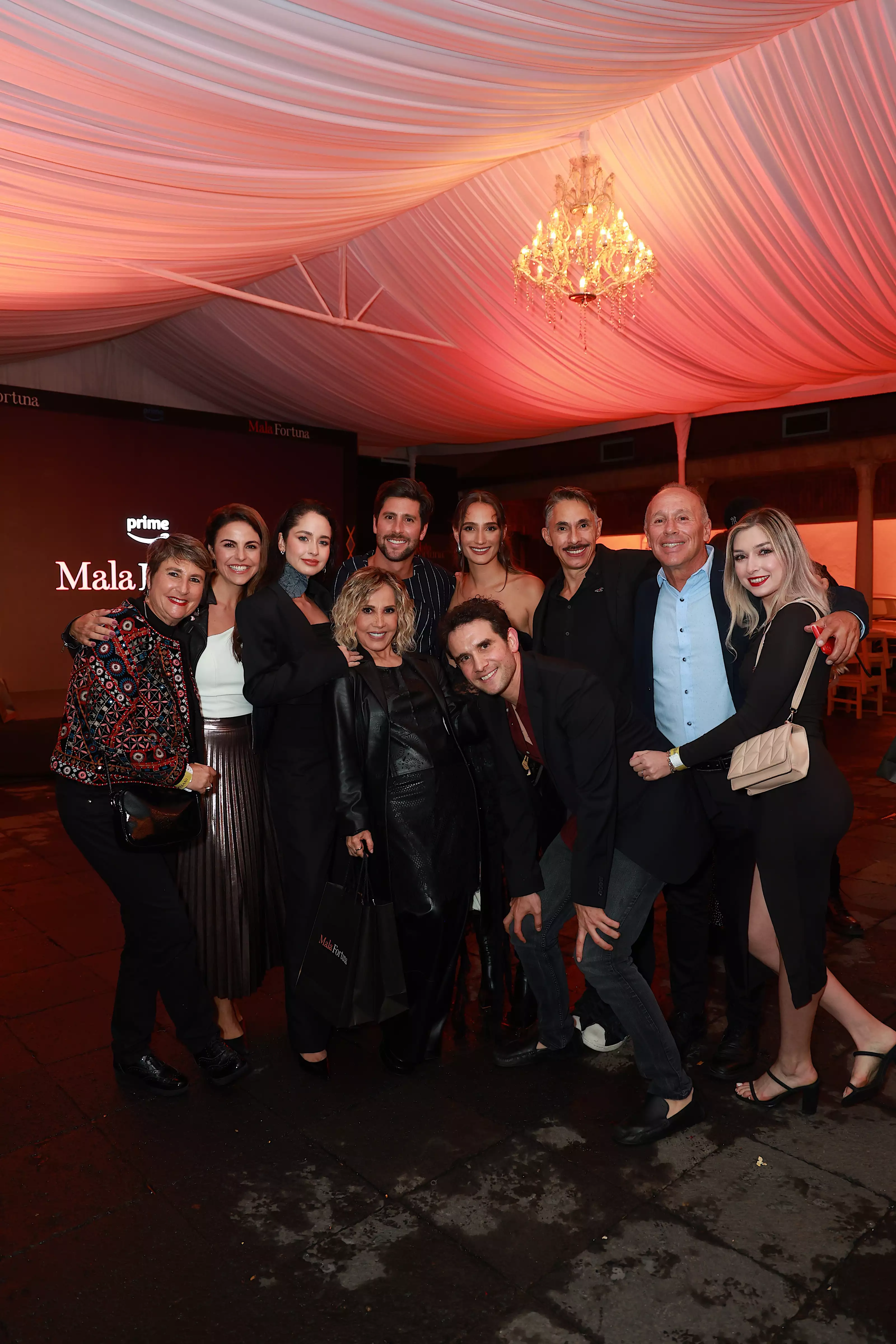Humberto Zurita y Stephanie Salas en la fiesta de la serie Mala Fortuna