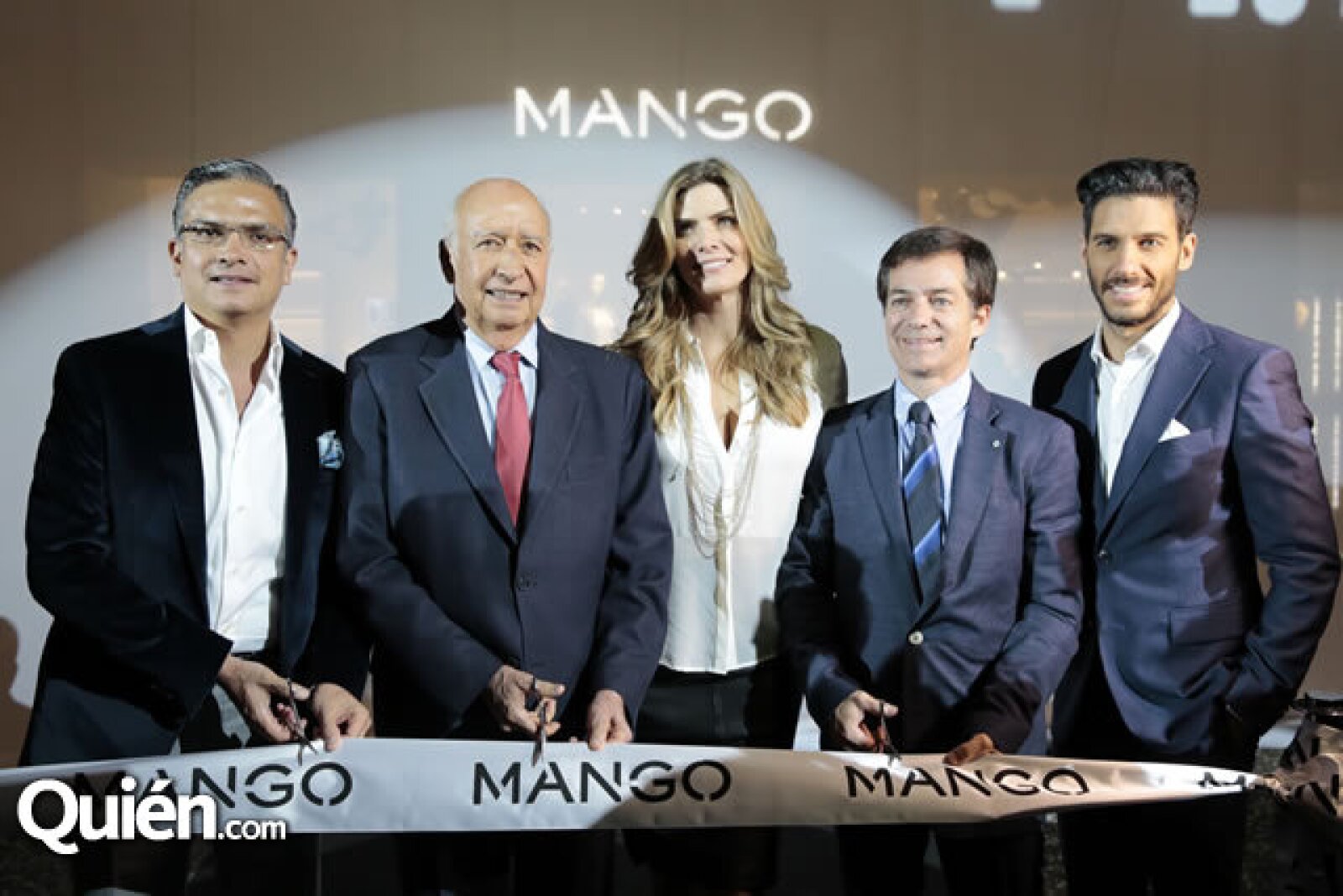 Mango se llena de guapos en la apertura de su nueva sucursal