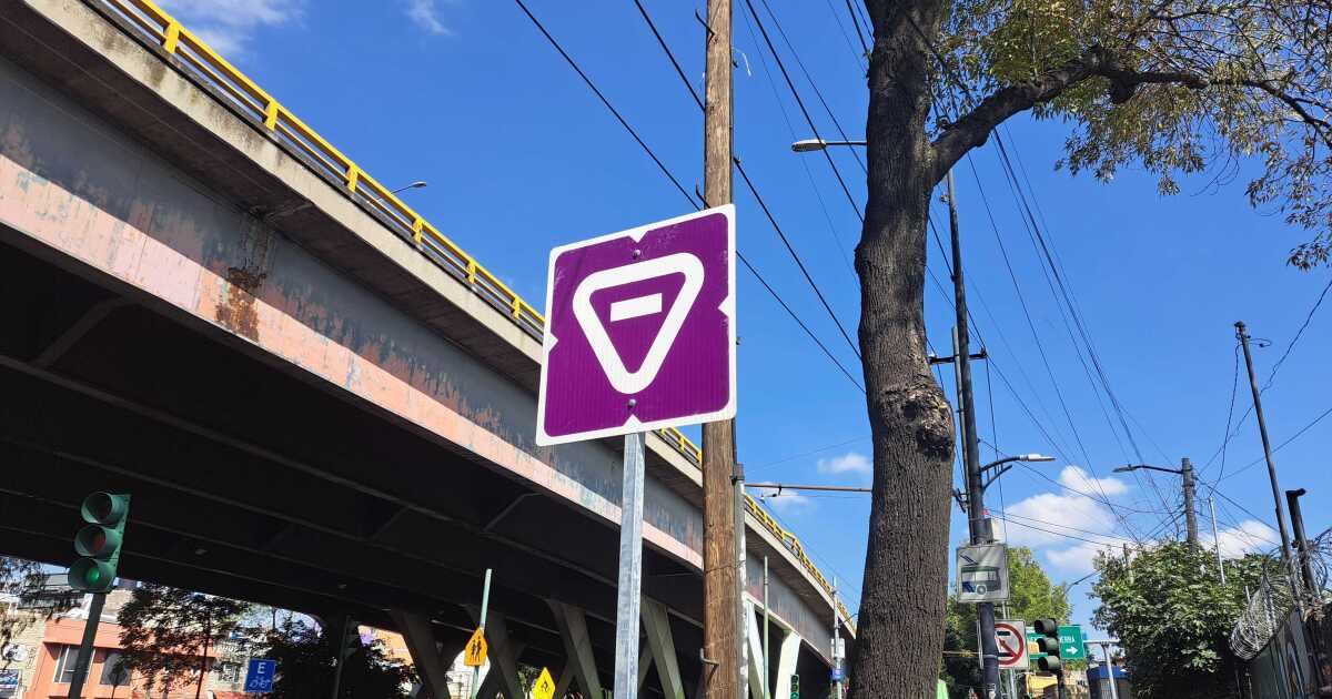 ¿Qué significa este nuevo señalamiento morado en la Ciudad de México?