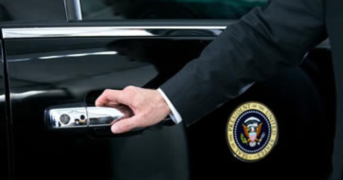 Un agente del Servicio Secreto, despojado de su arma y placa