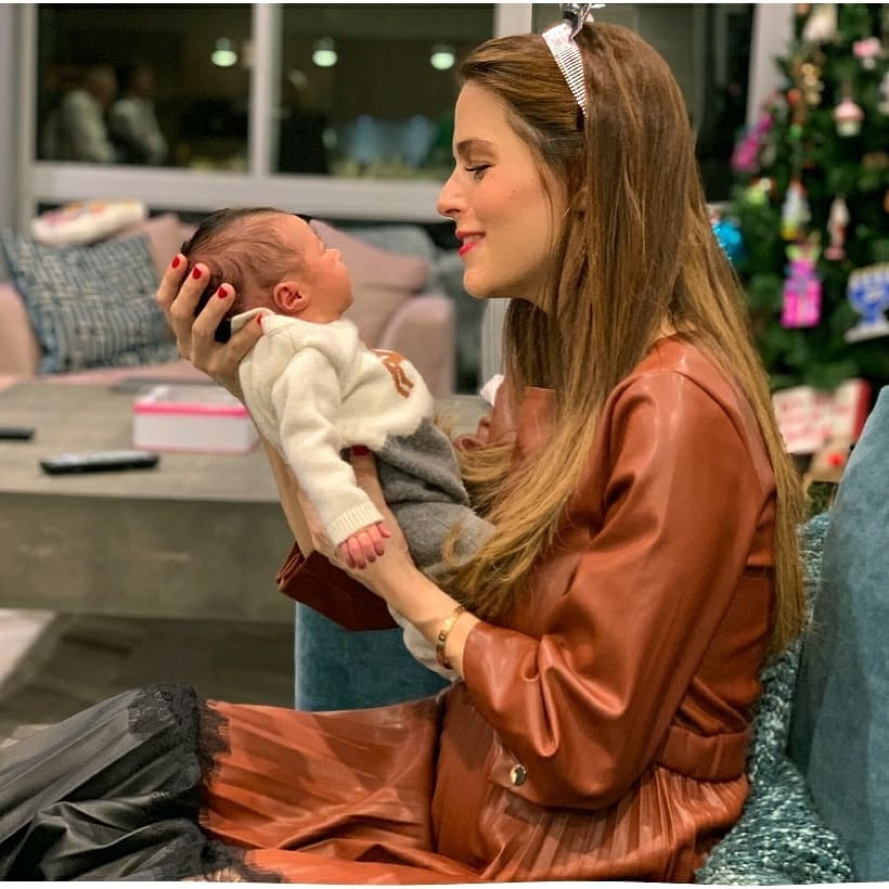 Tras convertirse en mamá, Claudia Álvarez, vuelve al trabajo