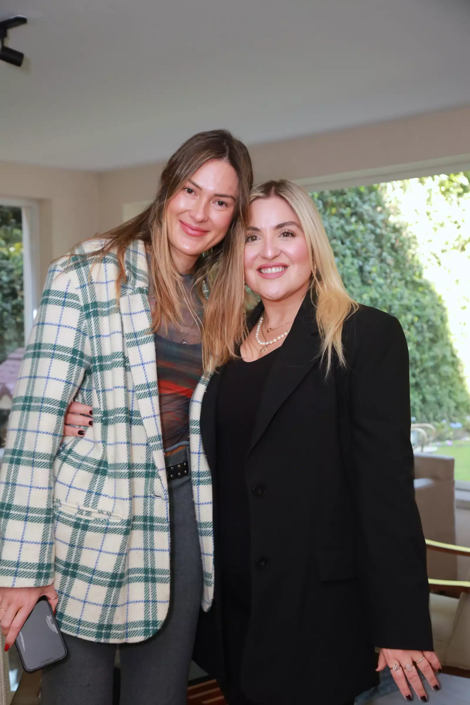 Lorena Saravia e Hidelisa Beltrán en un desayuno con Augustinus Bader