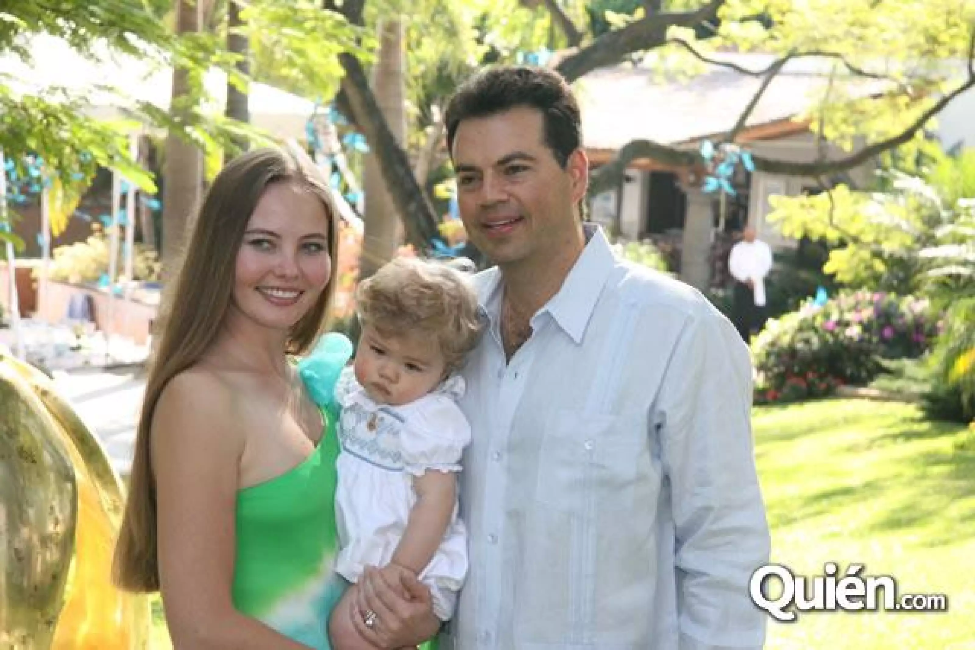 Ricardo y Alina Estrada bautizan a su hijo