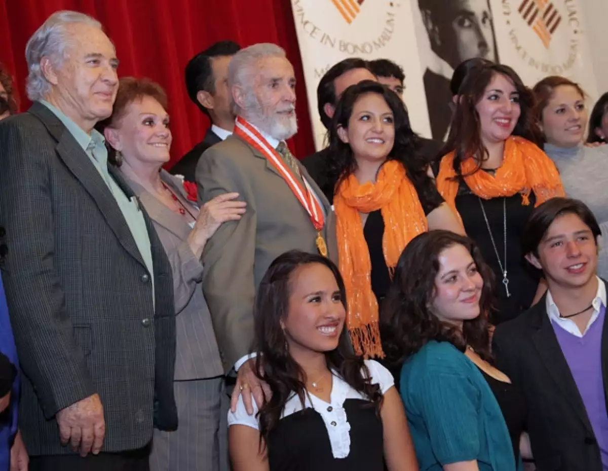 Distinguen a Julio Alemán por trayectoria