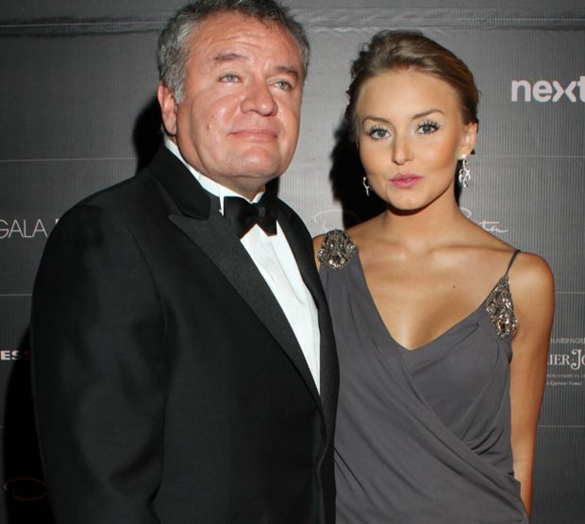 Angelique Boyer revela que Alberto Castro no ve sus escenas de pasión