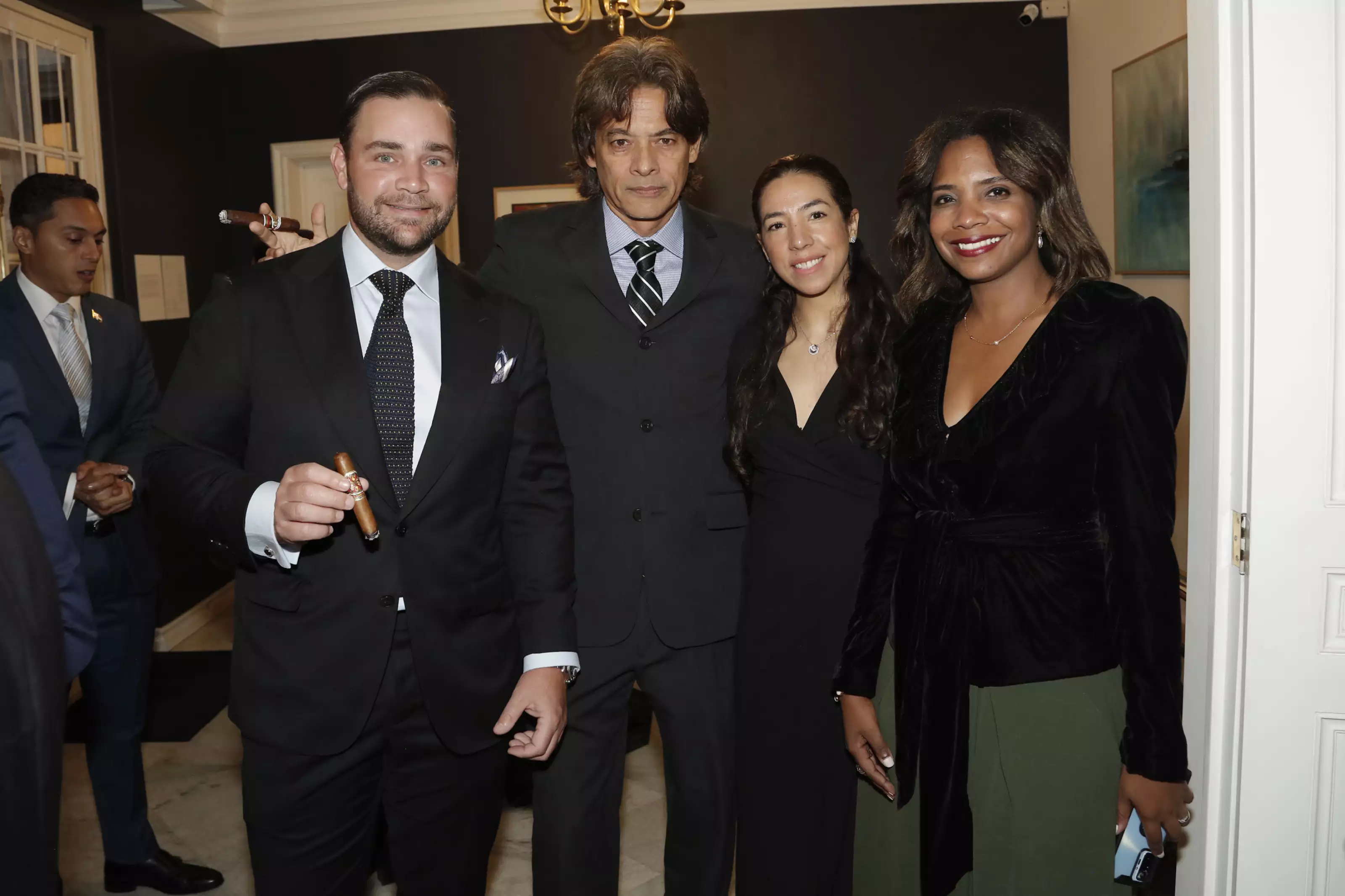 María Isabel Castillo organiza cena en la Embajada de la República ...