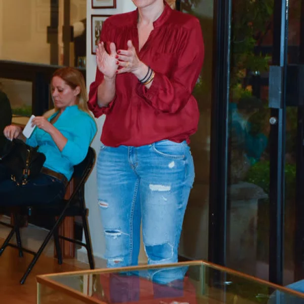 Amigas acompañan a Lilia Reyes en la presentación de su l...