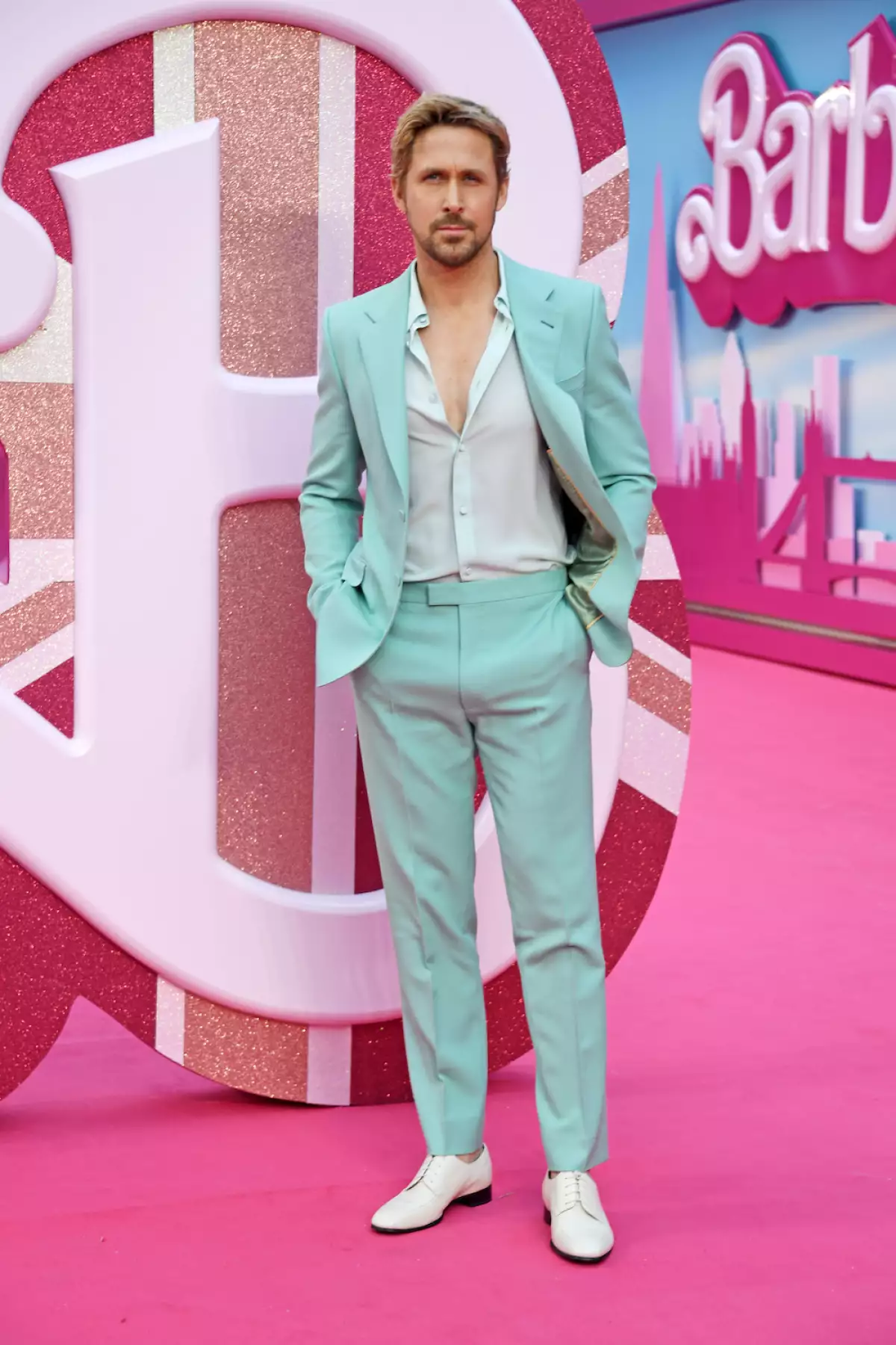 Ryan Gosling es la nueva inspiración para usar trajes color pastel ¡YA!
