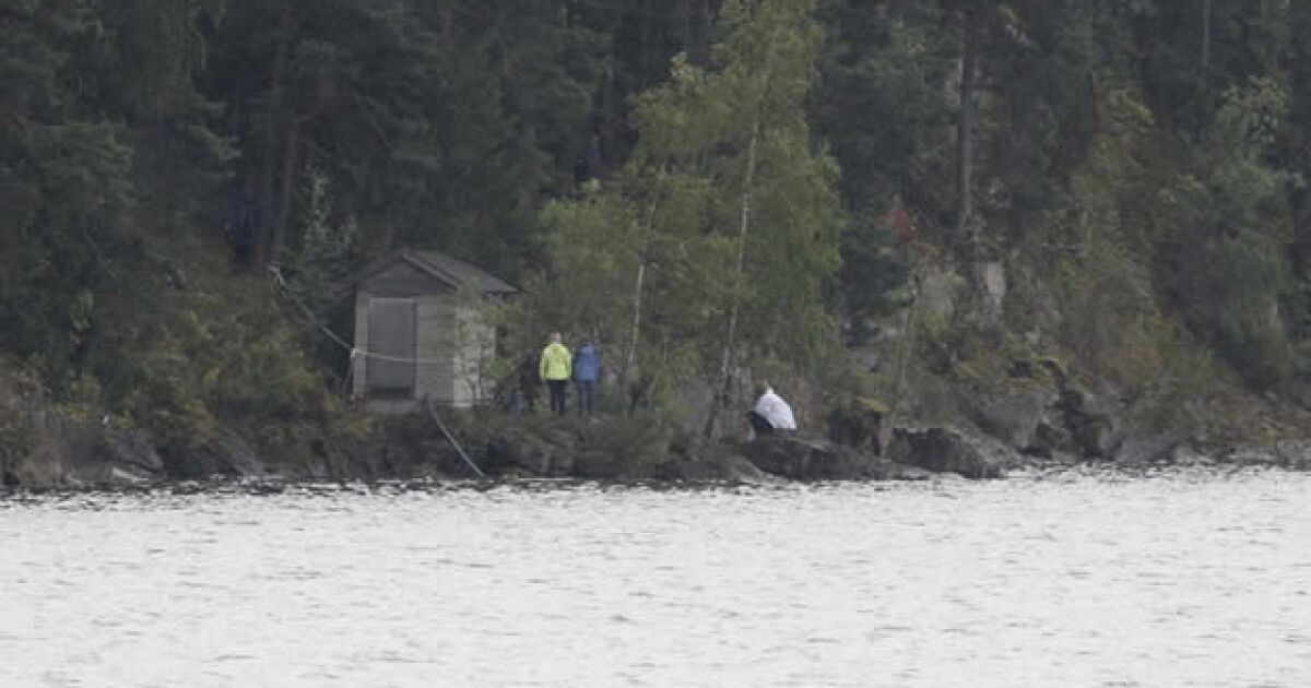Noruega: familiares de las víctimas del ataque en Utoya visitan la isla