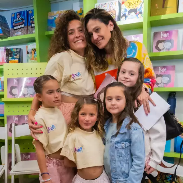 Laura Jáuregui presenta MIA, su primer libro sobre la vida a través de ...