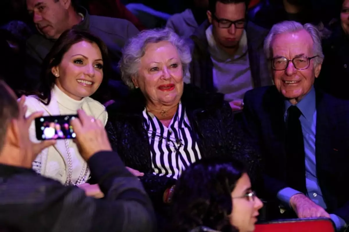 Papás de Sofía Castro la acompañan en develación de placa