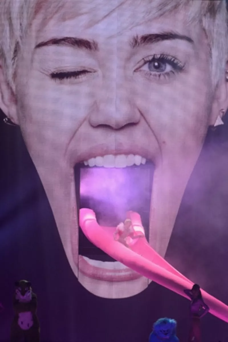 La lengua-tobogán de Miley Cyrus causa un accidente