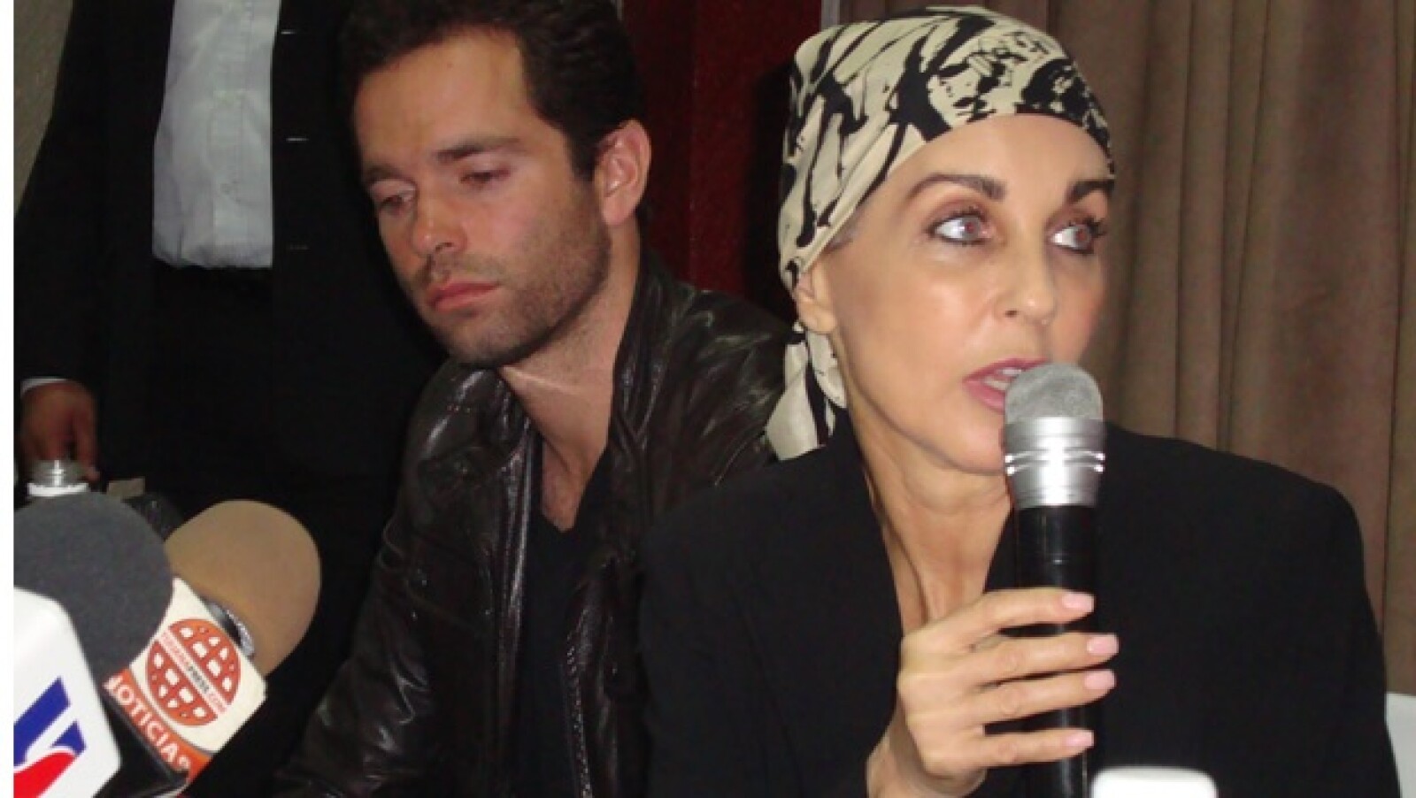 La familia de Hank Rhon presta computadoras para el cateo de la casa