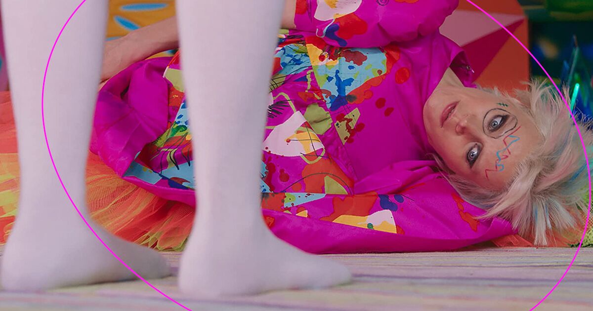 Barbie pierde sus "pies perfectos" en el nuevo tráiler de la película