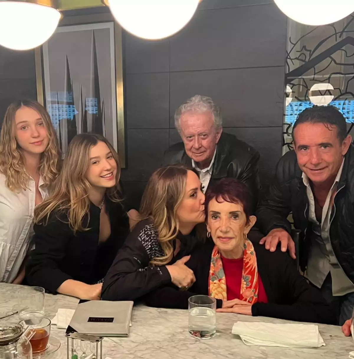 “Me gustaría abrazarla”: Andrea Legarreta llora al recordar a su mamá ...