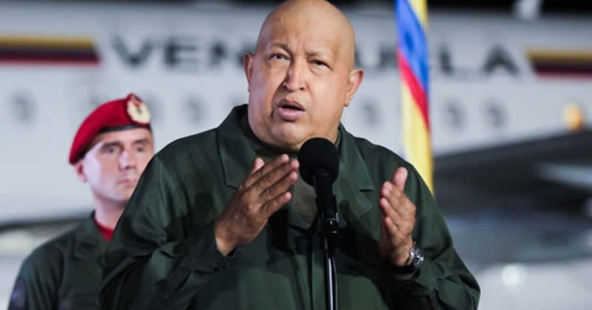 El médico que reveló detalles del cáncer de Chávez deja Venezuela