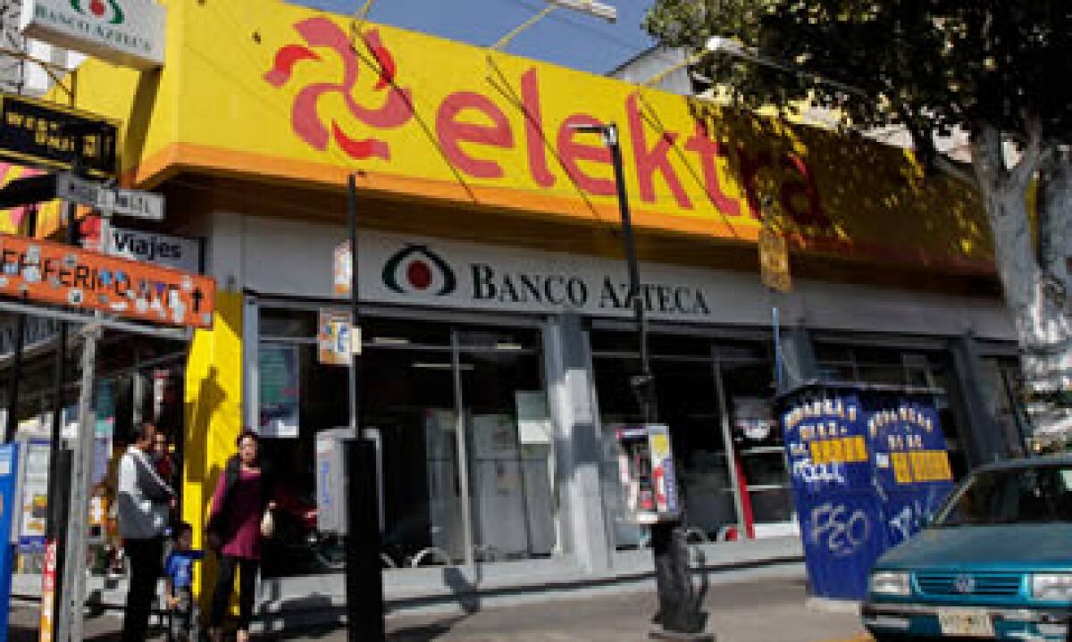 A Elektra le funciona tener Banco Azteca