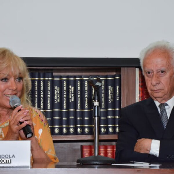 Amigas acompañan a Lilia Reyes en la presentación de su l...