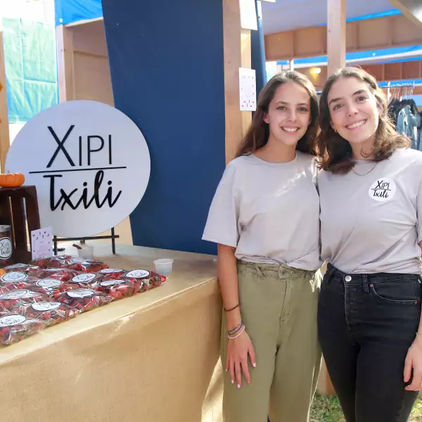 Evelyn Peralta y Julio Ayala en el bazar Hotbook de otoño