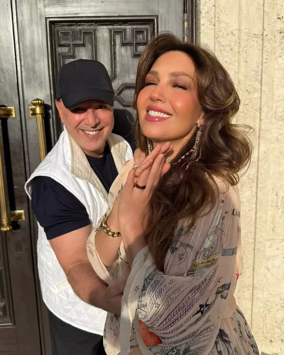 Una bolsa Chanel, cientos de flores y mucha fiesta: Thalía fue súper consentida en su cumpleaños 54