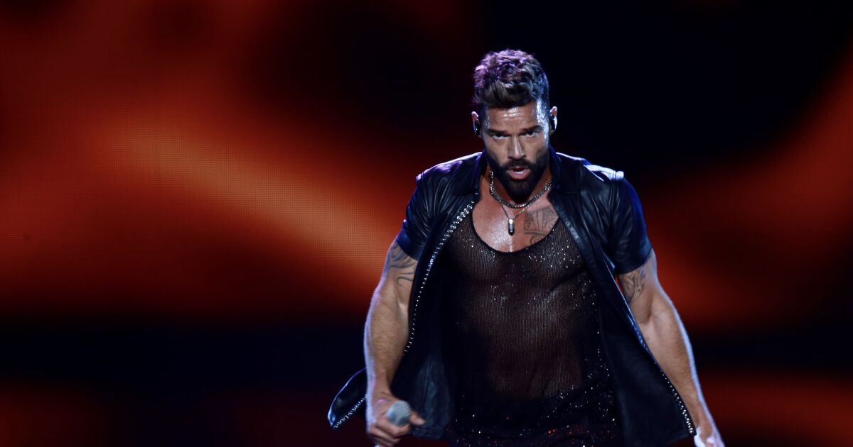 Ricky Martin apuesta por su look más atrevido: brillos y transparencias