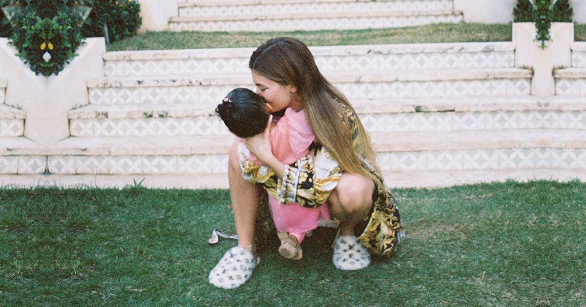 Sí, Kylie Jenner pasa la cuarentena en la pijama más lujosa firmada por ...