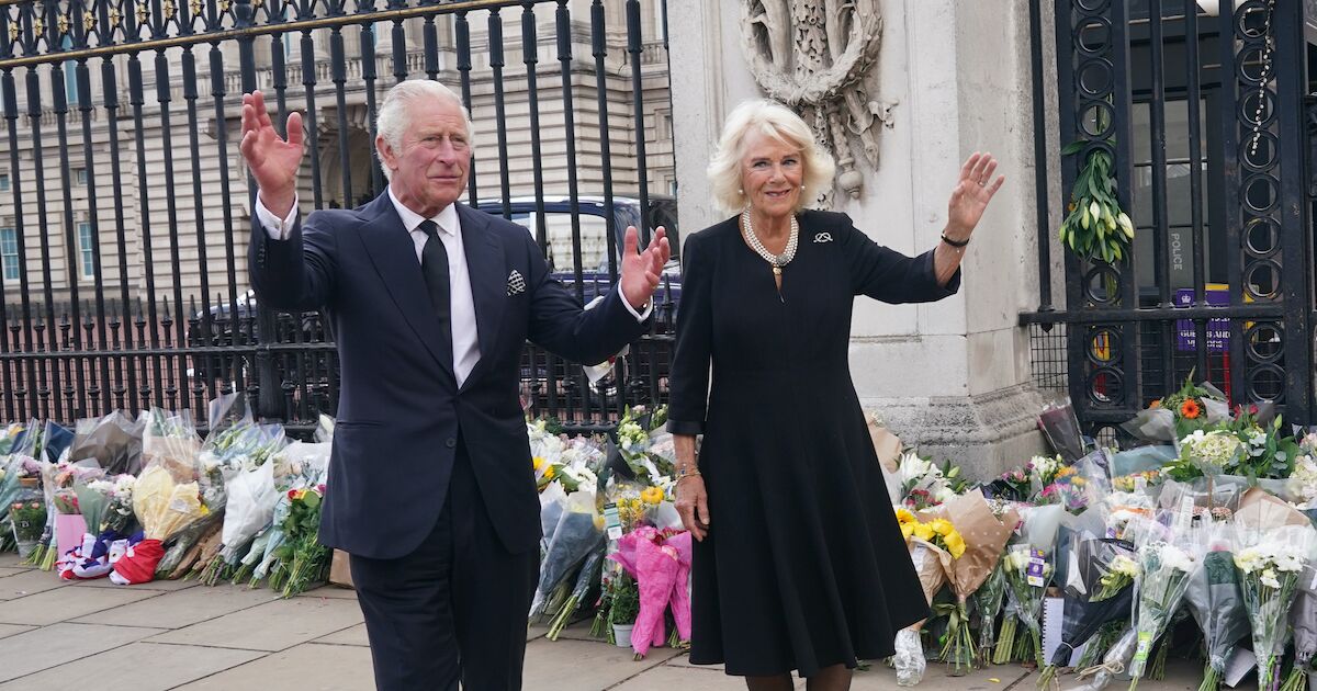 Tras la muerte de Isabel, Carlos llega como rey a Buckingham, así lo ...