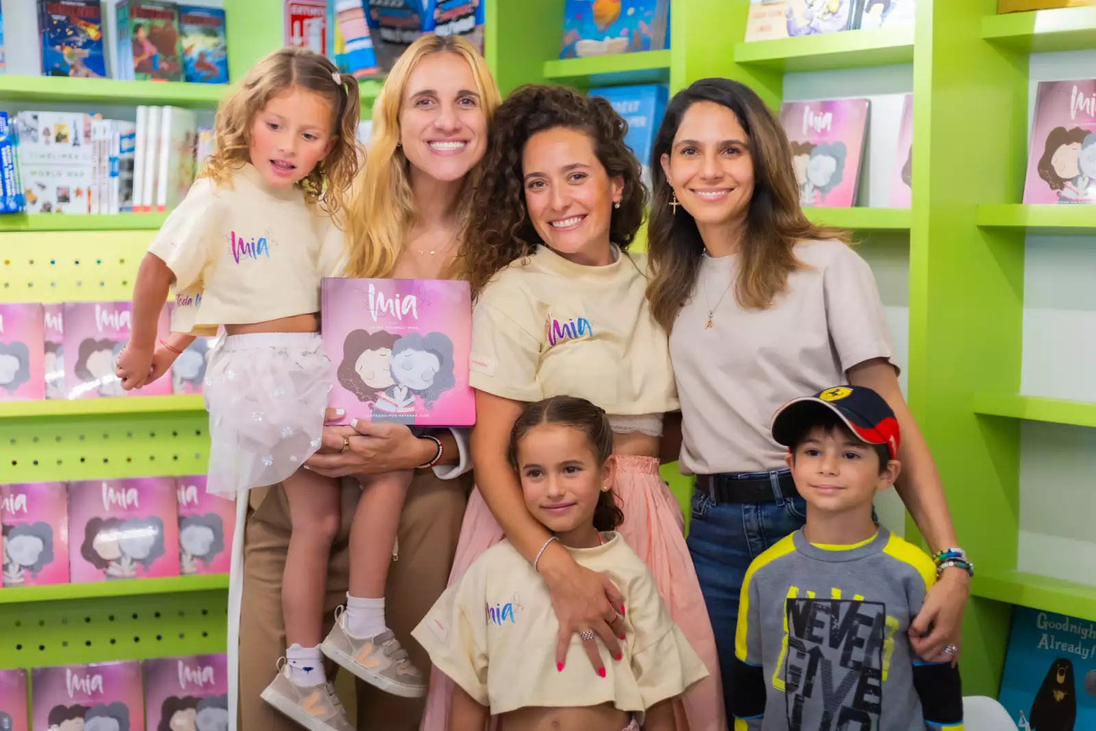 Laura Jáuregui presenta MIA, su primer libro sobre la vida a través de ...