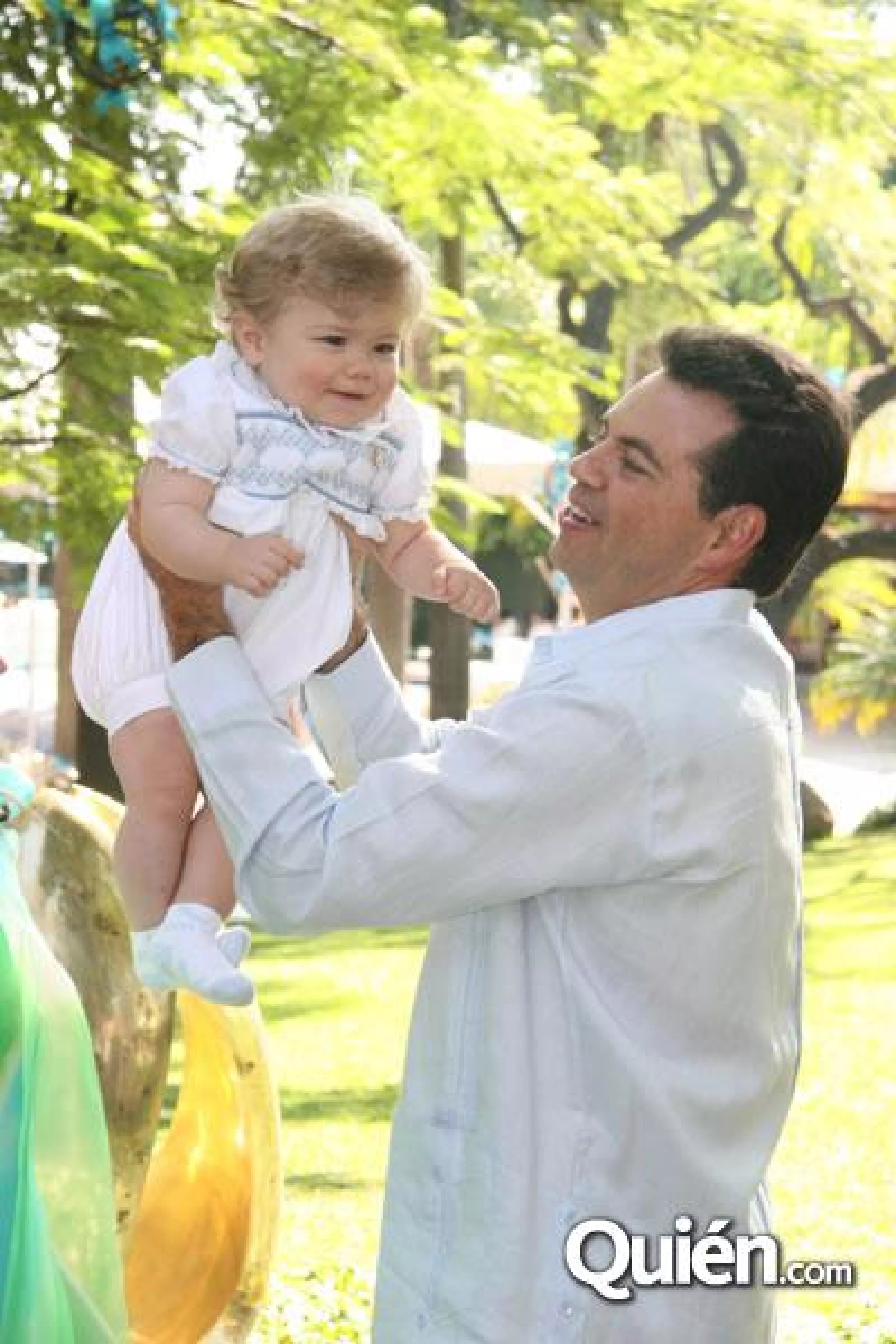 Ricardo y Alina Estrada bautizan a su hijo